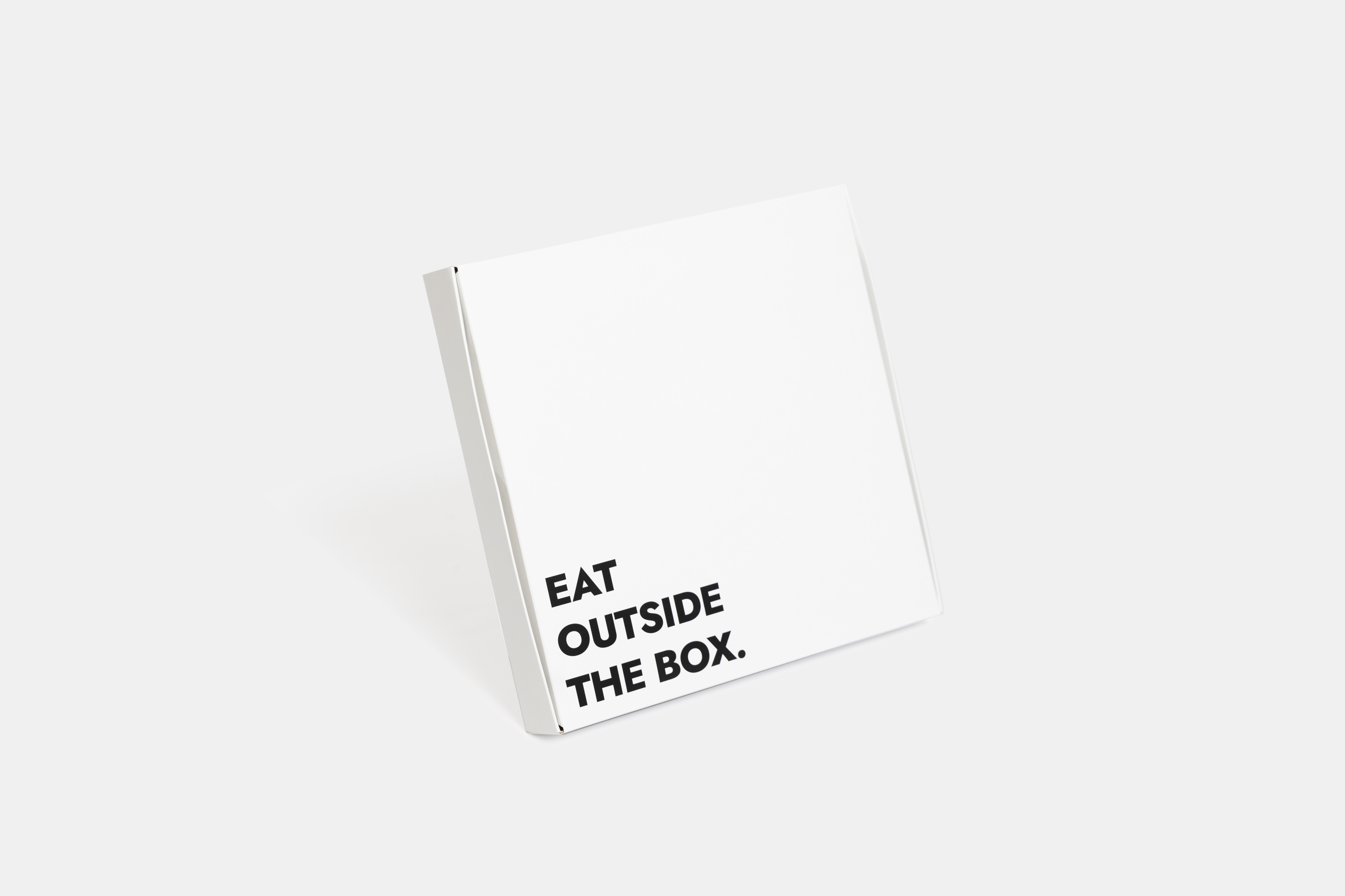 Pizzalaatikko "Eat outside the box"-painatuksella